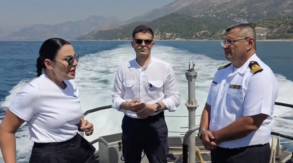 Balluku u bën rreshtore ministrit të Mbrojtjes Piro Vëngu dhe Admiralit ...